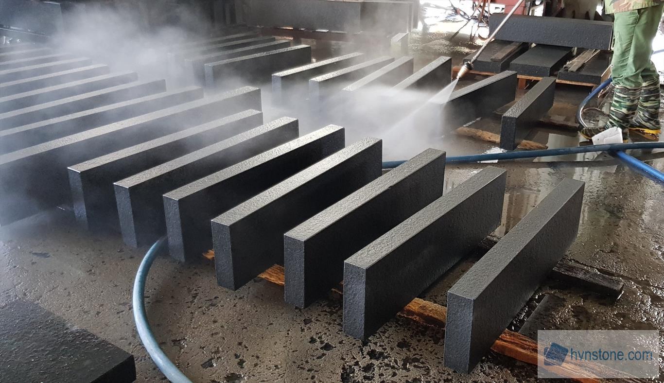 Black Basalt Palisades / Kerbs